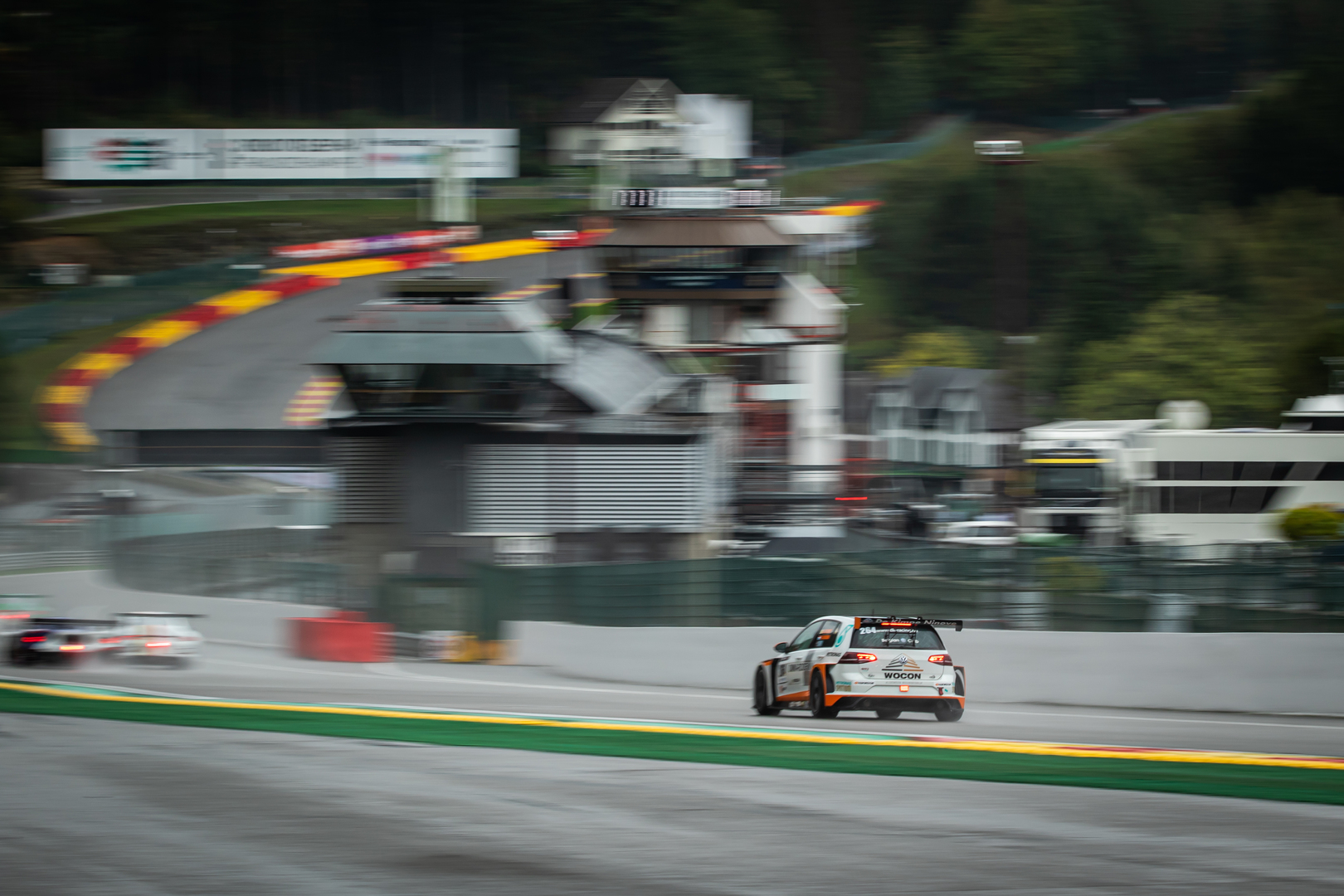 Max Aschoff wint de eerste race tijdens kletsnatte TCR Spa 500 ...
