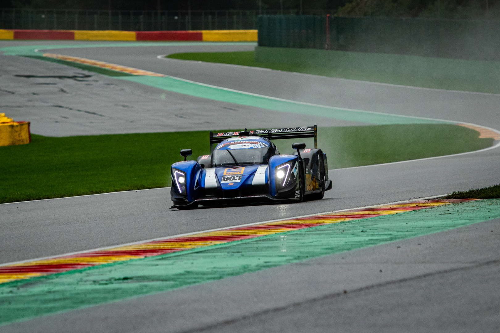 Max Aschoff wint de eerste race tijdens kletsnatte TCR Spa 500 ...