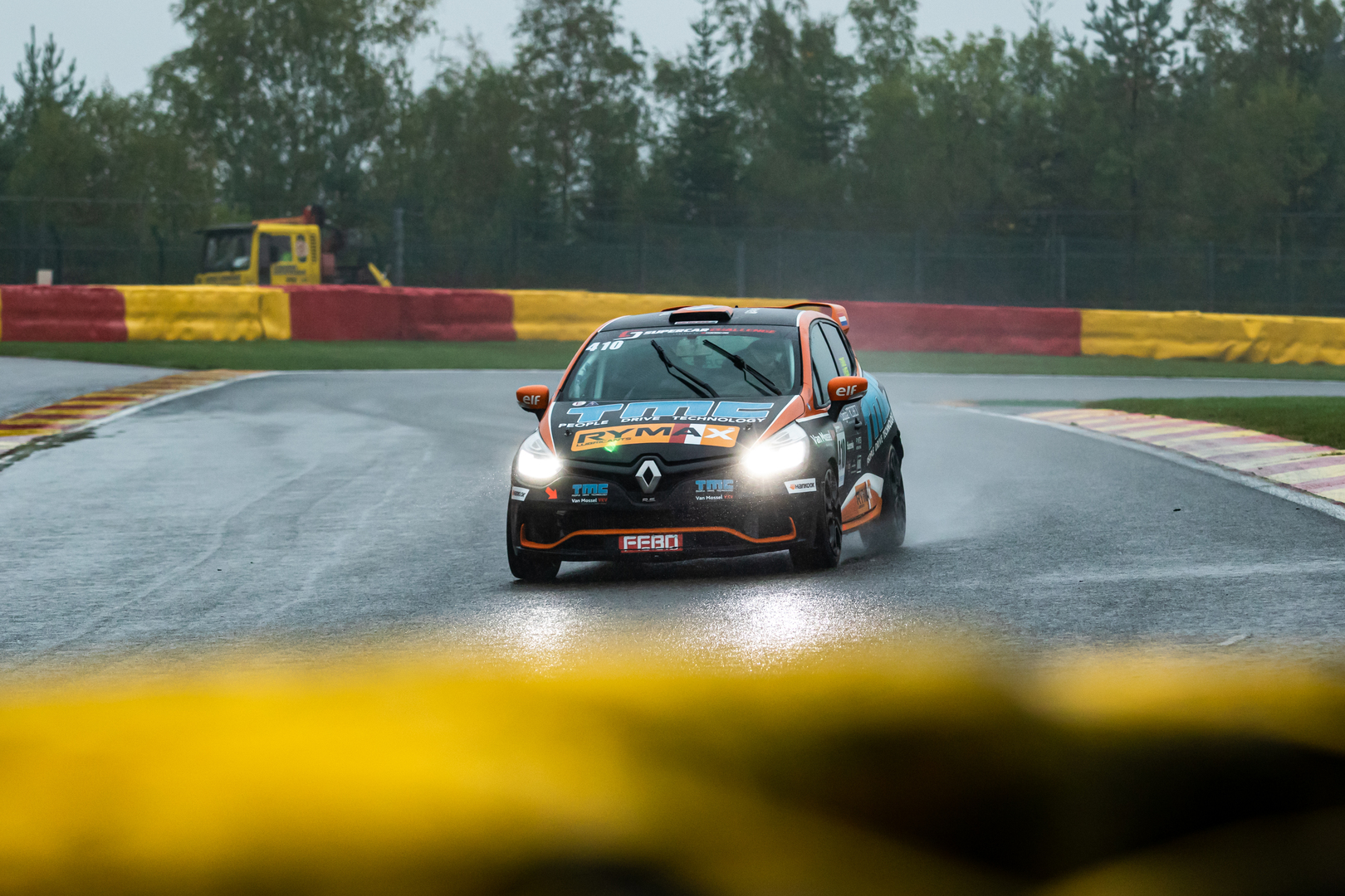 Max Aschoff wint de eerste race tijdens kletsnatte TCR Spa 500 ...