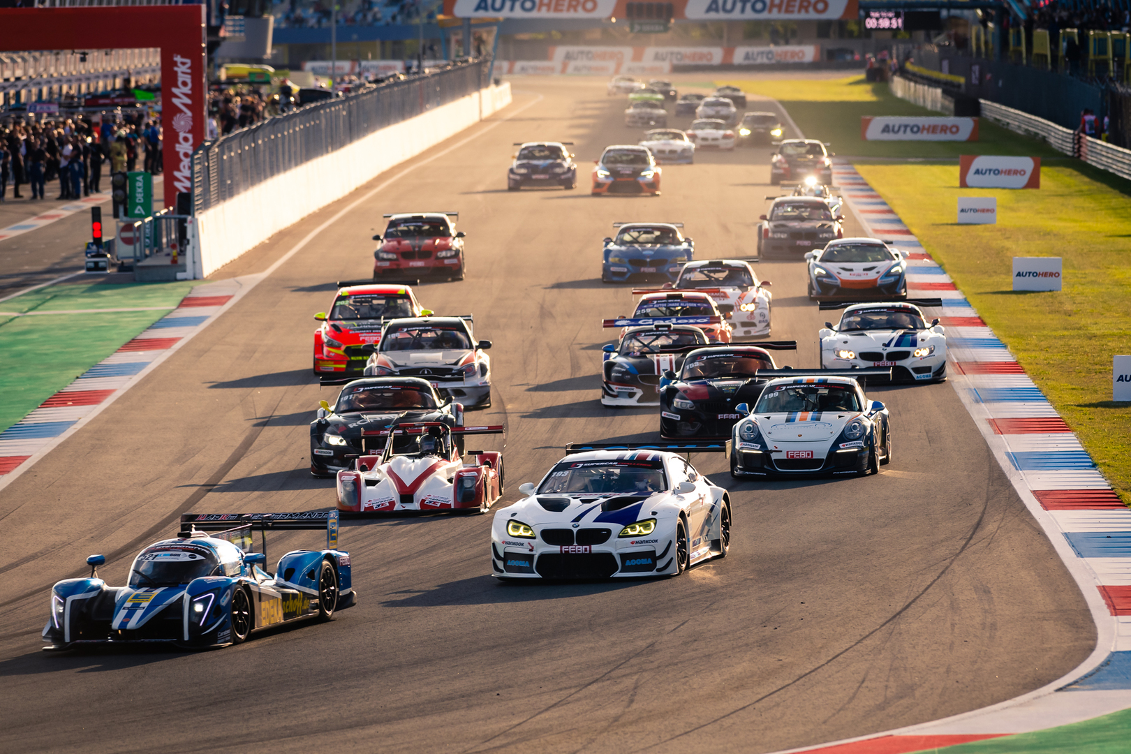 Koopman Racing pakt zeges op Assen en levert raceplezier - Supercar ...