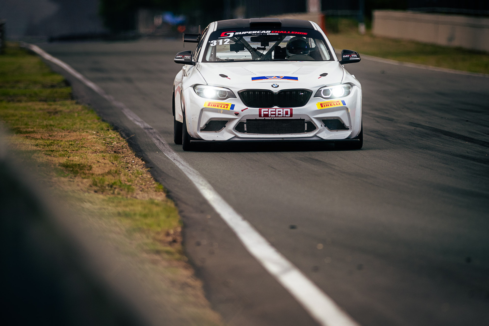 Robin en Britt van Osta debuteren met overwinning - Supercar Challenge